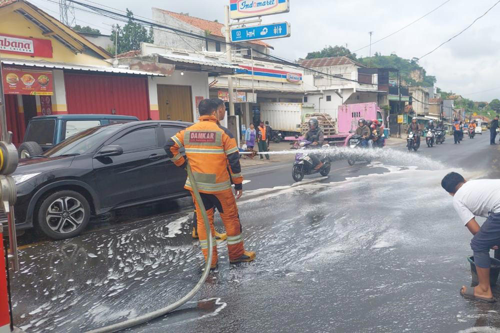 Mobil Tangki Angkut Cairan Kimia di Padalarang Bocor, Ratusan Kendaraan ... Mobil Tangki Angkut Cairan Kimia di Padalarang Bocor, Ratusan Kendaraan ...