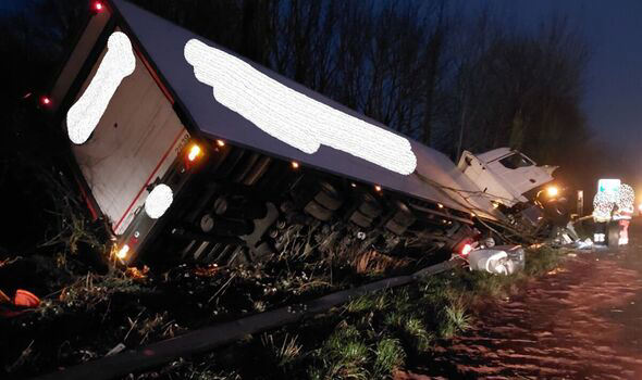 M40 traffic: Lorry flips on major motorway sparking Christmas chaos M40 traffic: Lorry flips on major motorway sparking Christmas chaos