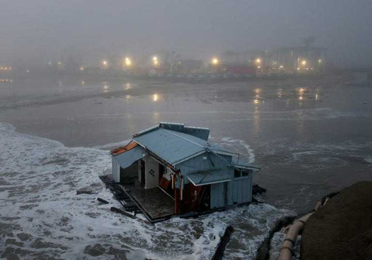 Crews to clear debris left from Santa Cruz Wharf collapse