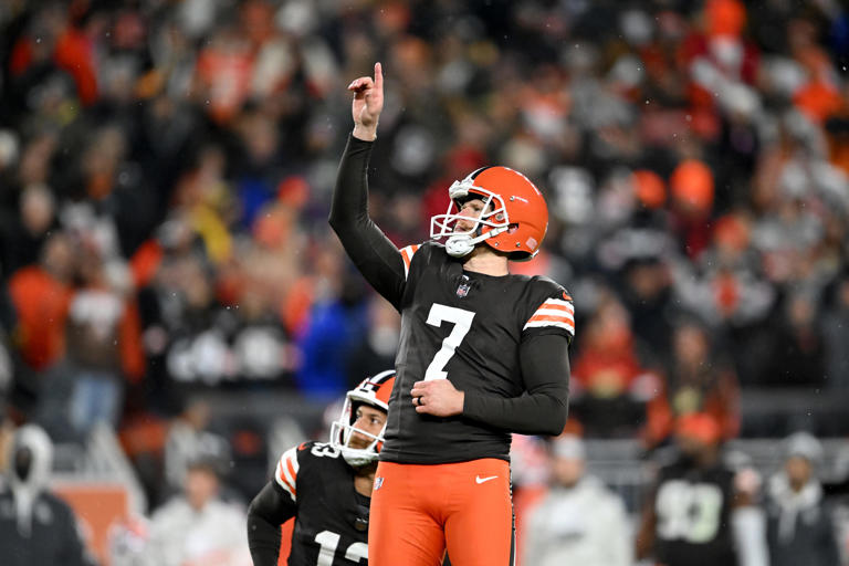 Dustin Hopkins' latest miss leads Browns to add kicker Andre Szmyt to ...