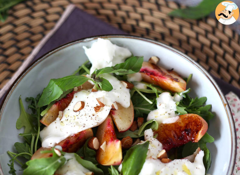 Zoete en hartige salade met geroosterde perziken, rucola en burrata ...