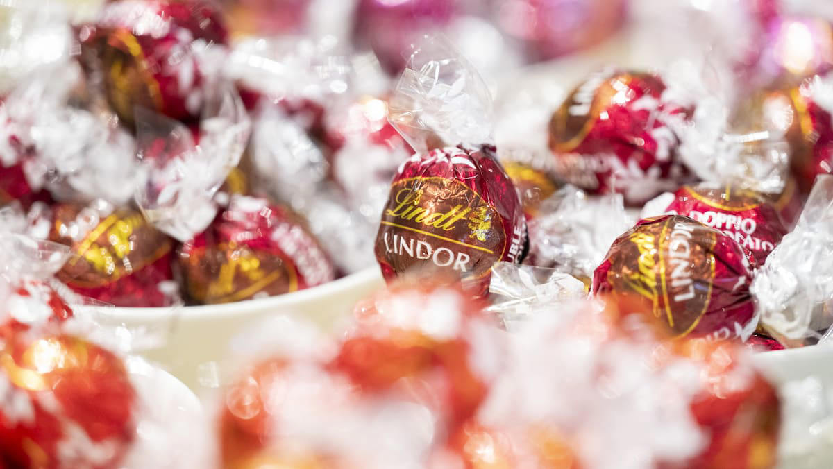 Streit um Weihnachtsschoggi – hat der Discounter bei den Lindor-Kugeln ... Streit um Weihnachtsschoggi – hat der Discounter bei den Lindor-Kugeln ...