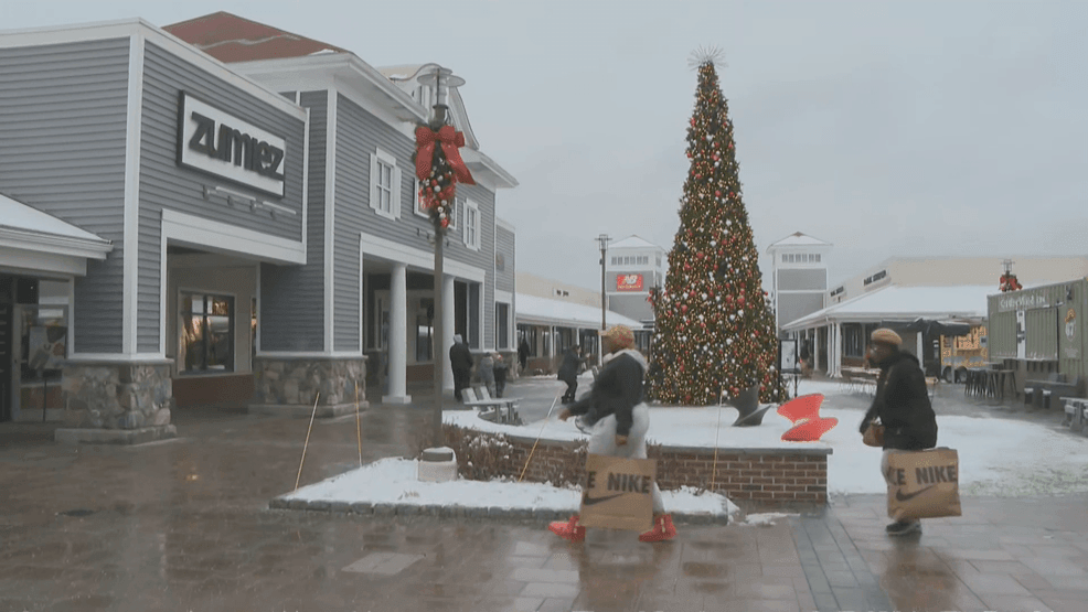 Last-minute shoppers flock to malls, outlets