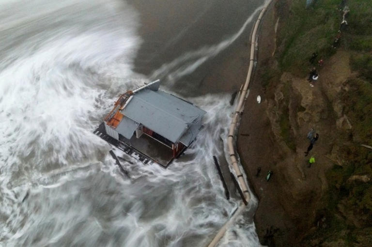 Crews to clear debris left from Santa Cruz Wharf collapse