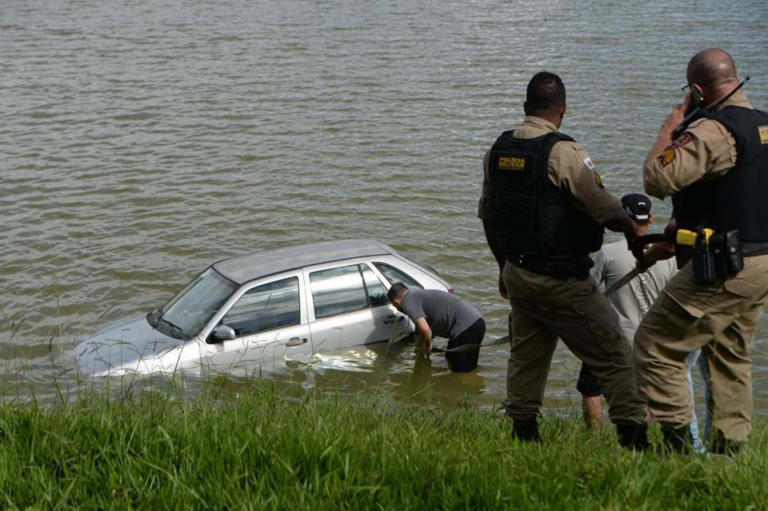 Motorista passa mal e cai com o carro dentro da Lagoa da Pampulha, em BH
