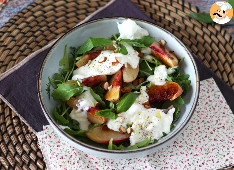 Zoete en hartige salade met geroosterde perziken, rucola en burrata ...
