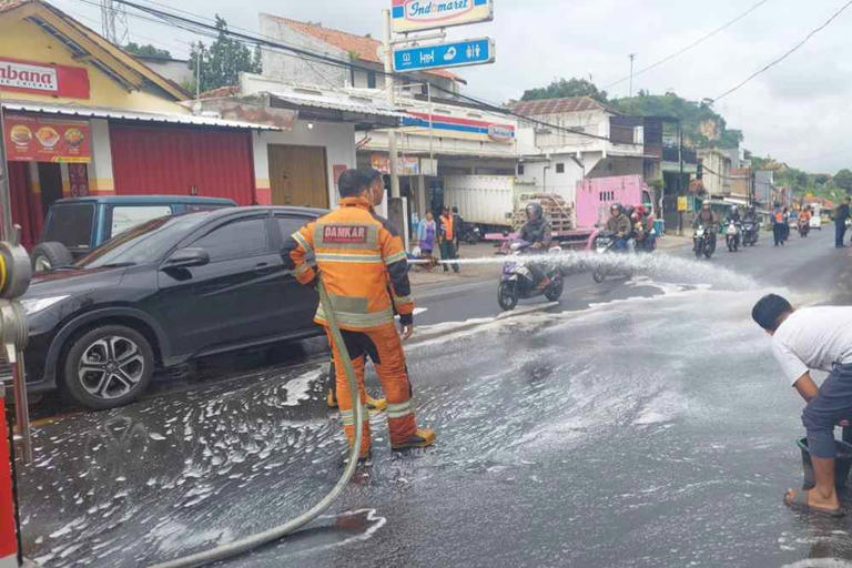Kronologi Truk Tangki Angkut Cairan Kimia Terjatuh di Padalarang Bandung Kronologi Truk Tangki Angkut Cairan Kimia Terjatuh di Padalarang Bandung