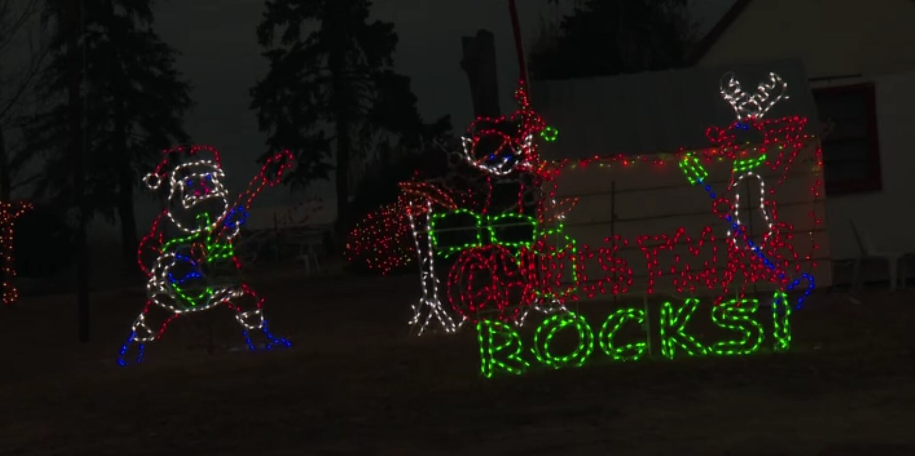 Local farm hosts Christmas light display
