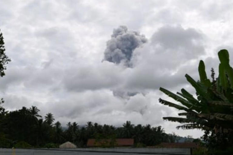 Gunung Ibu Kembali Erupsi, Semburkan Abu Vulkanik Setinggi 1.500 Meter
