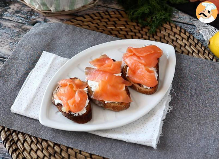 Verse geitenkaas en gerookte zalm op toast