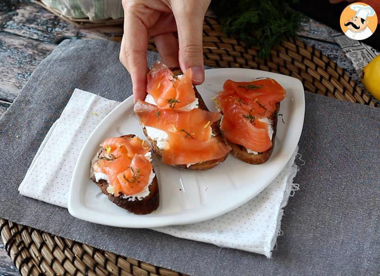 Verse geitenkaas en gerookte zalm op toast