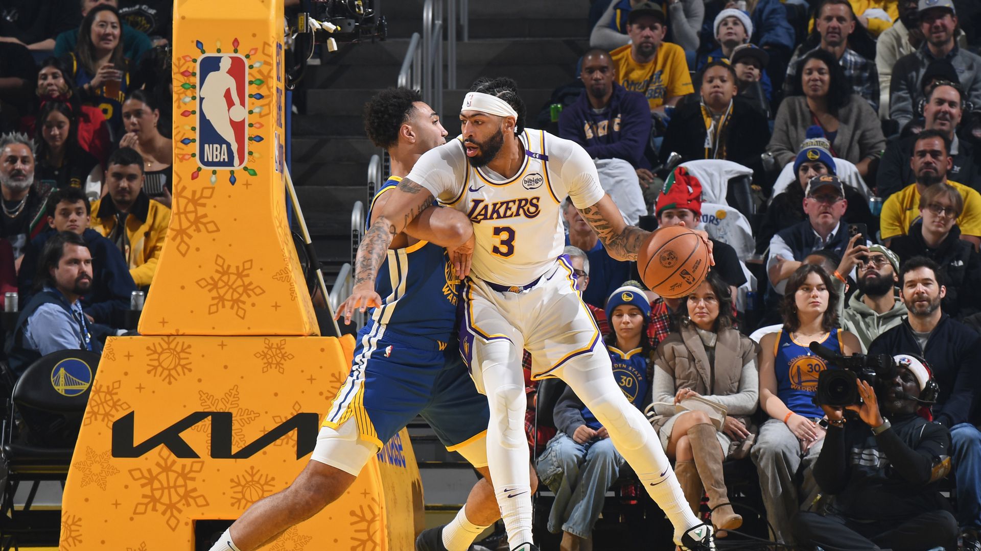 Lakers star Anthony Davis leaves game against Warriors with injury