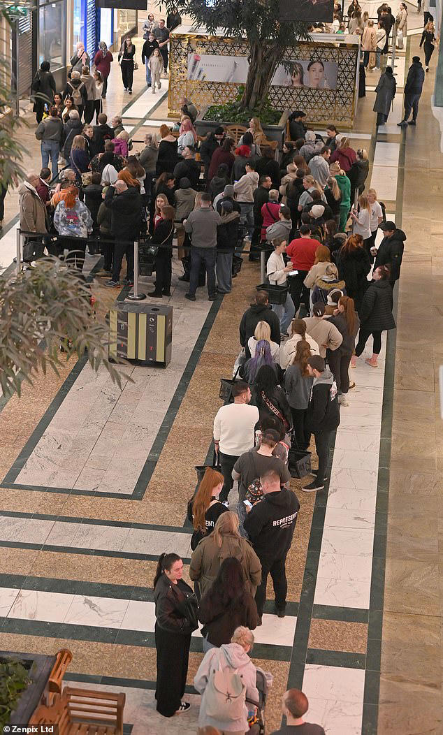 Sales chaos as thousands queue for Boxing Day bargains at Bicester