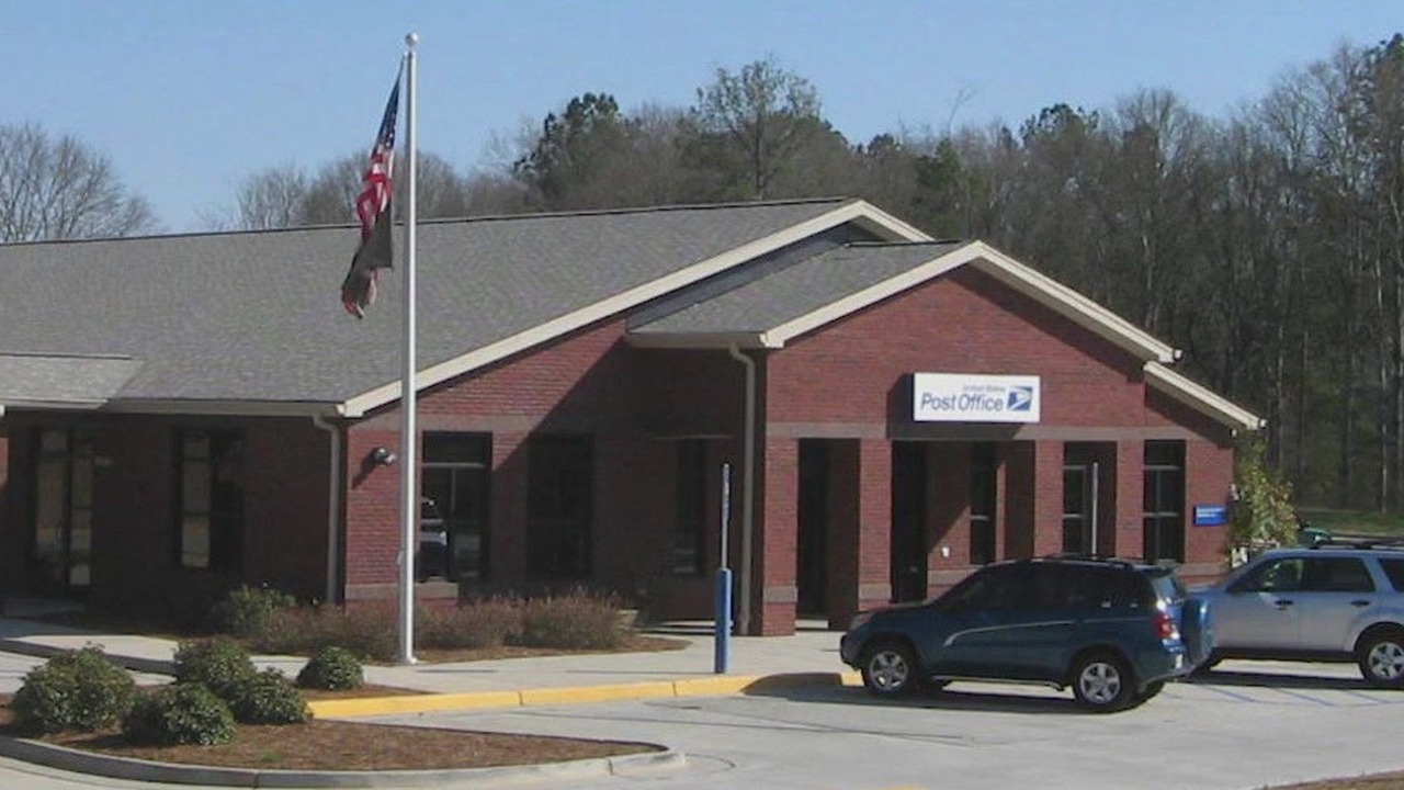 Georgia post office draws Christmas visitors
