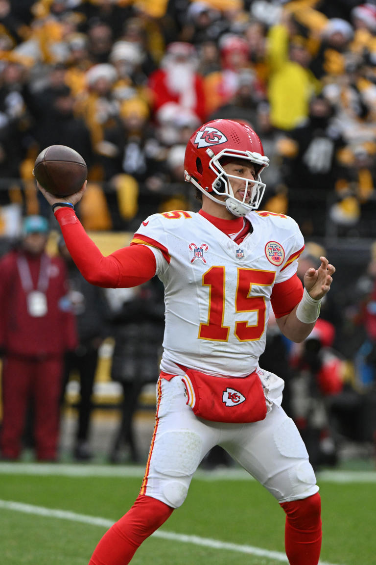 Patrick Mahomes explains why he awkwardly rejected Netflix’s football cake