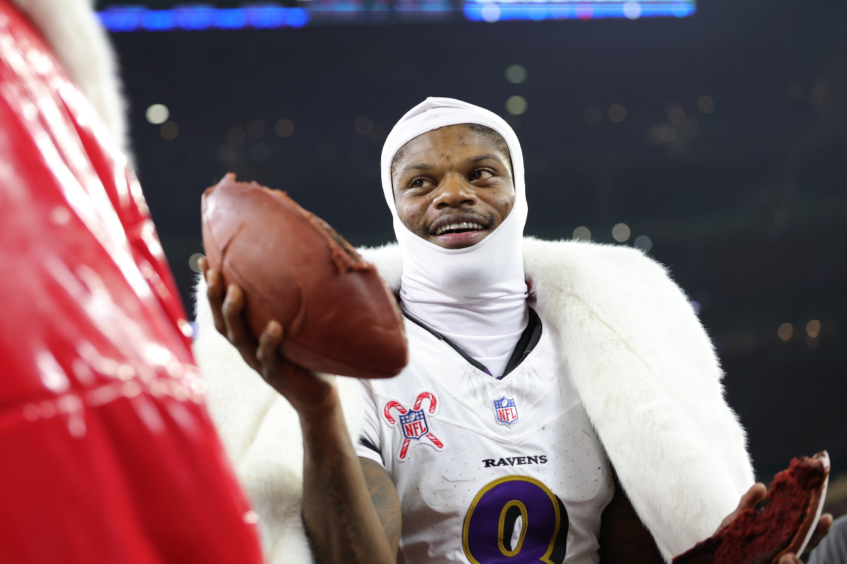 Lamar Jackson's Pregame Outfit On Saturday Is Going Viral