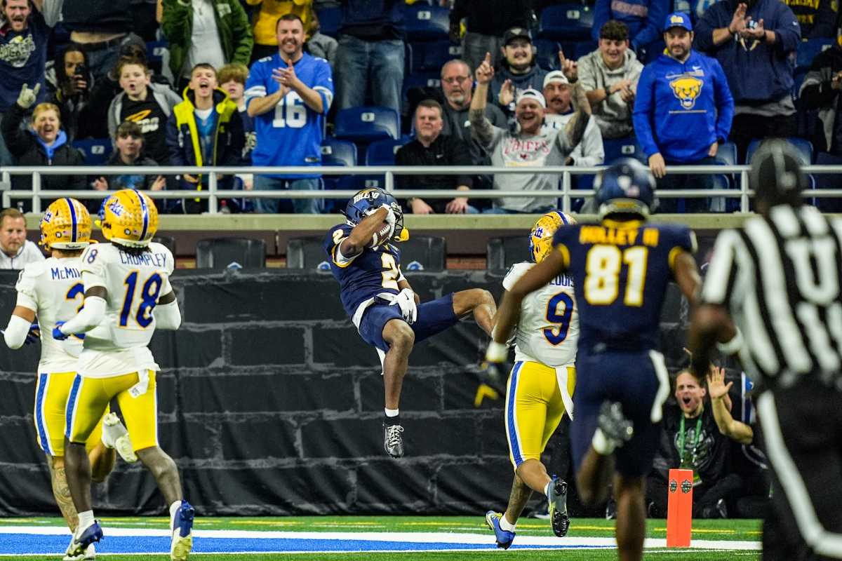 College Football Bowl Game Draws Embarrassing Crowd on Thursday