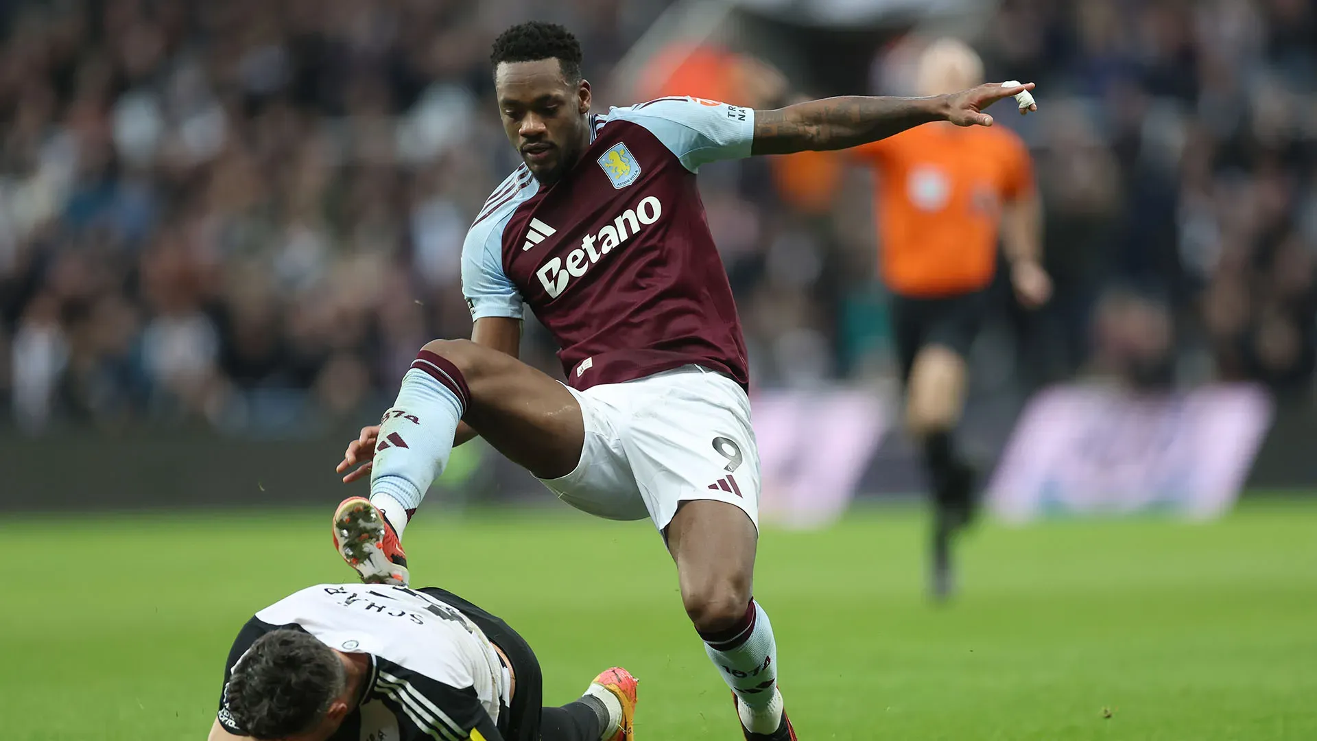 Hij loopt tegenstander omver en wordt woedend na een rode kaart! De foto's