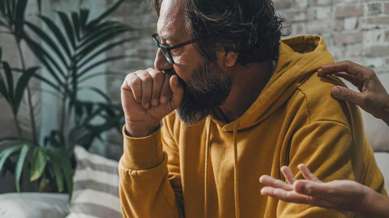 How to spot a liar with vocal and body language cues?