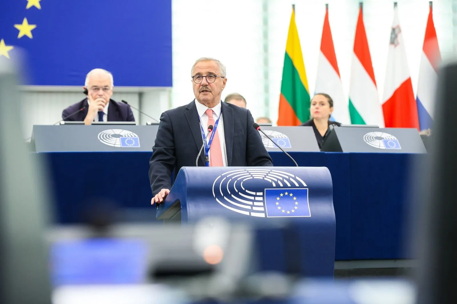 Μανιάτης: "Η Ευρώπη μόνη της στην παγκόσμια σκακιέρα - Ώρα για ανεξαρτησία"