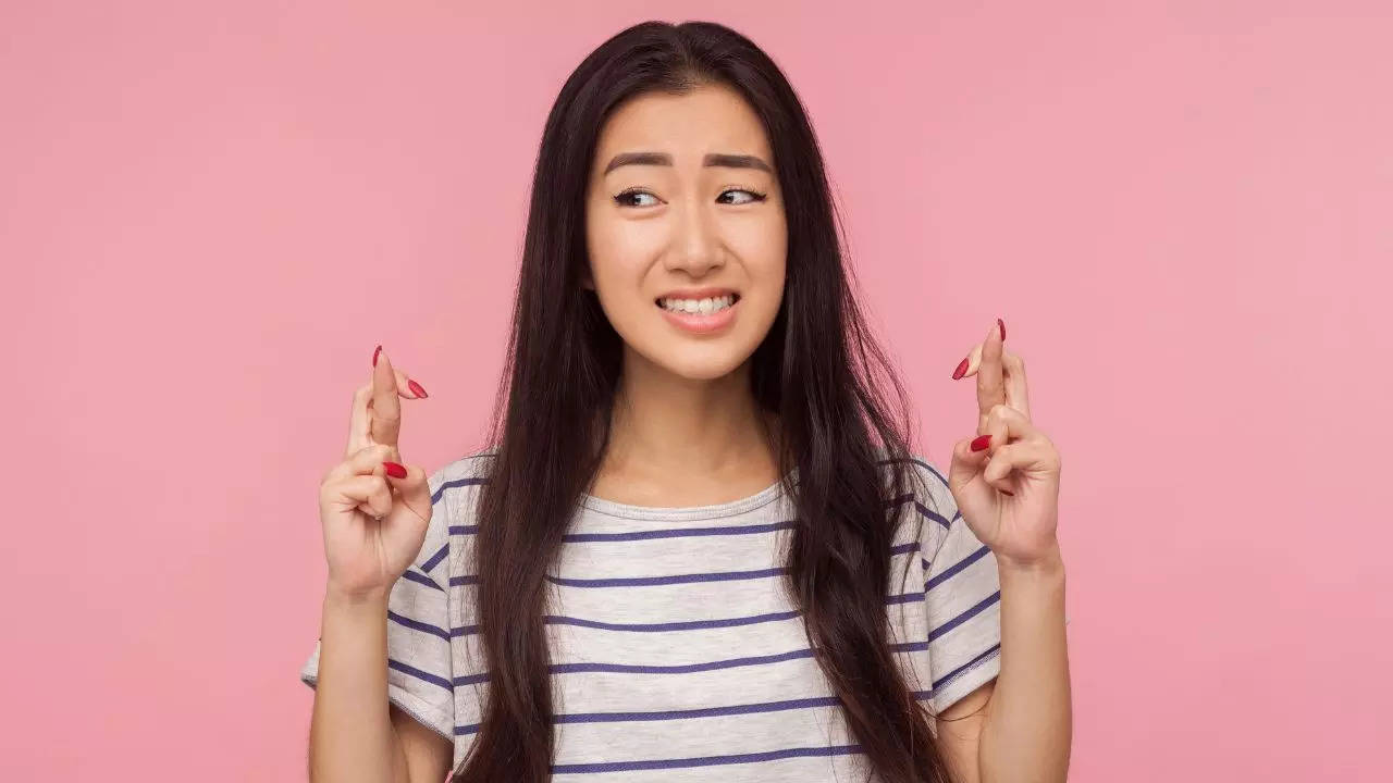 How to spot a liar with vocal and body language cues?