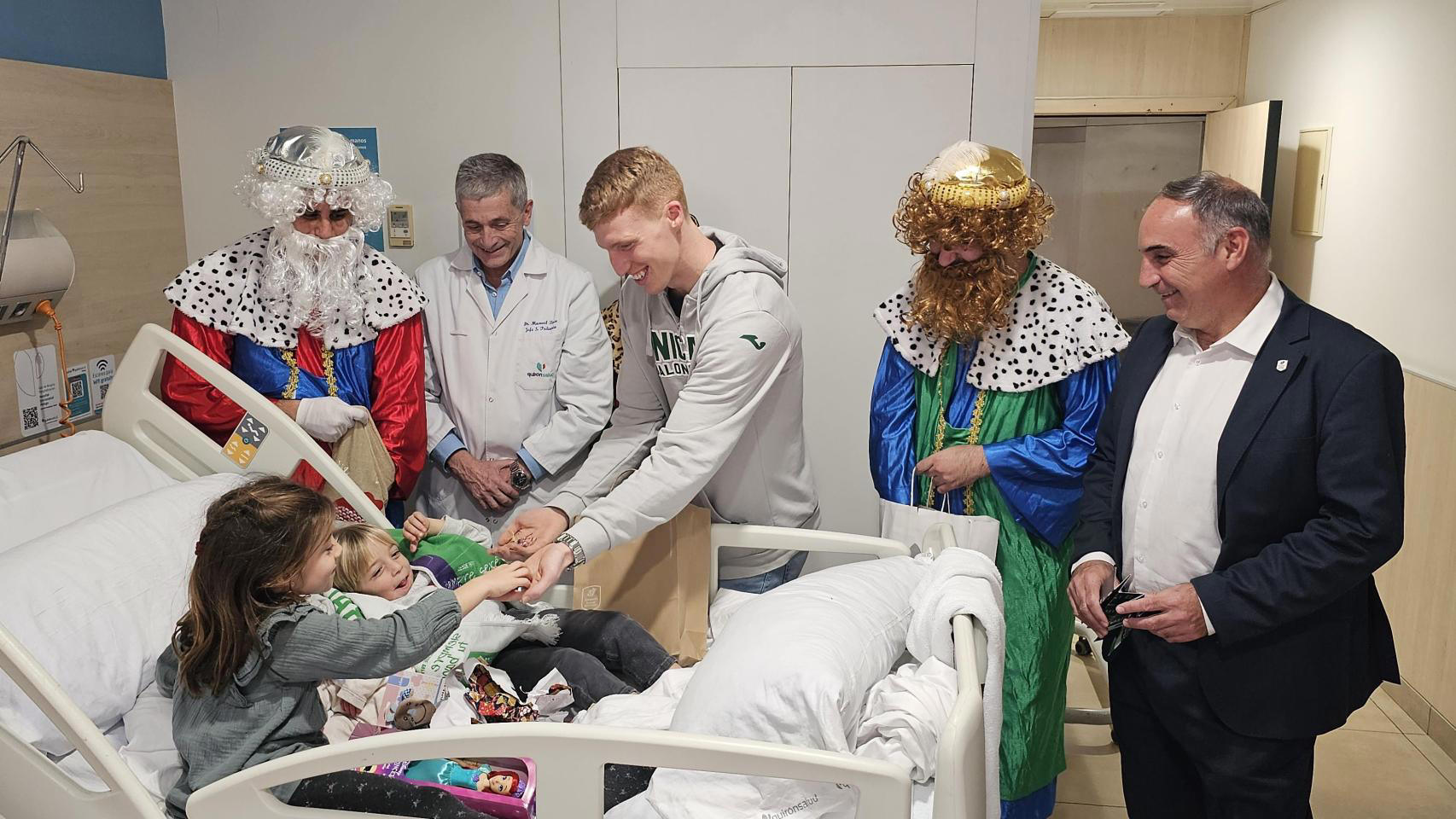 Los Reyes Magos y el jugador del Unicaja Alberto Díaz visitan el ... Los Reyes Magos y el jugador del Unicaja Alberto Díaz visitan el ...