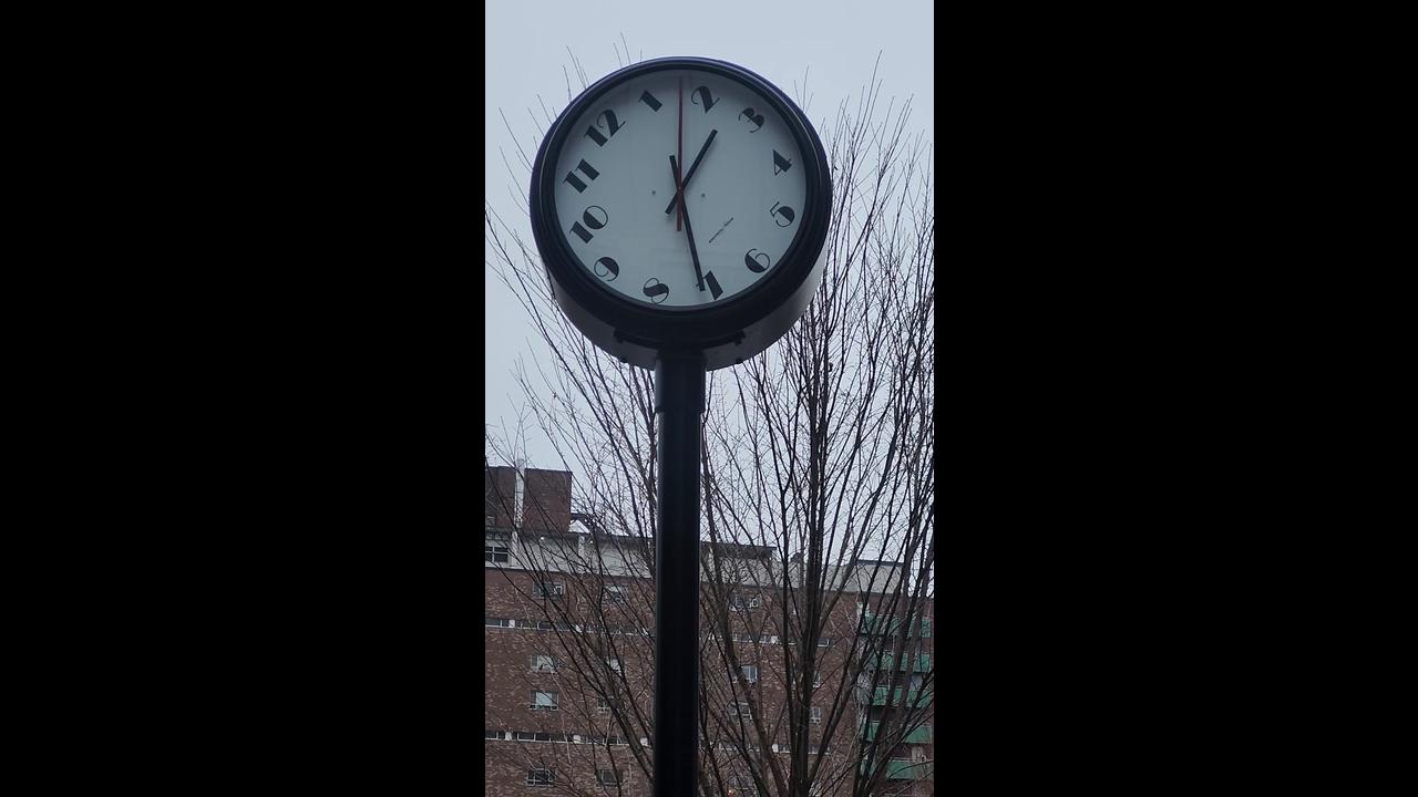 Funky Clock Rotates Face Instead of Hands