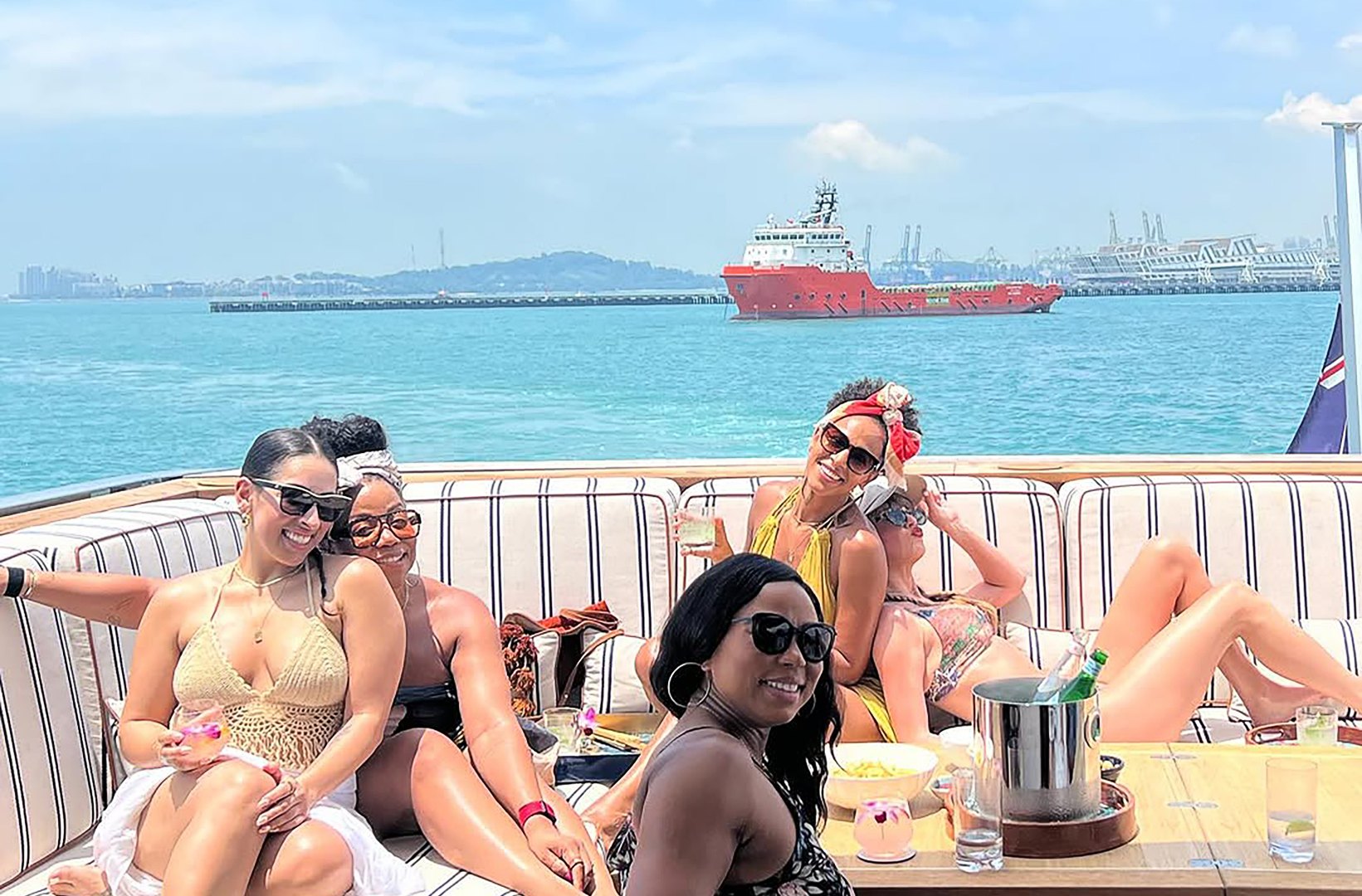 Taylor Swift luce un colorido bikini durante un viaje en barco en 2024 con el equipo de 'Eras'