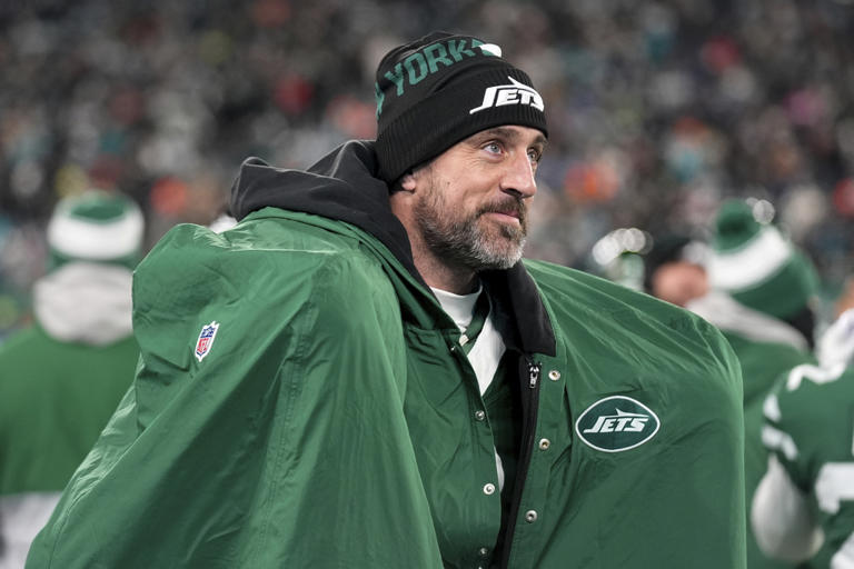 Jets' Aaron Rodgers becomes the NFL's 5th player to throw 500 regular-season TD passes