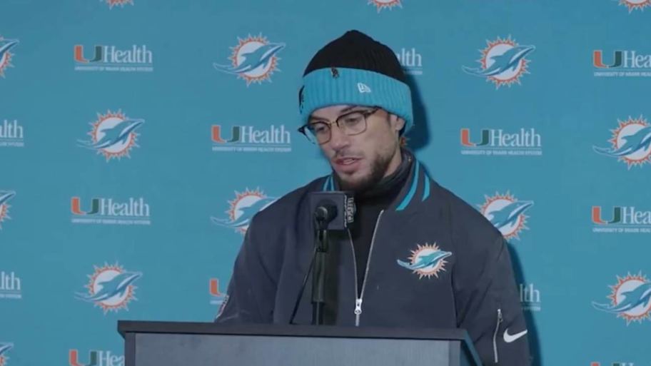 Dolphins’ Mike McDaniel Seemed to Suggest Tyreek Hill Quit on the Team ...