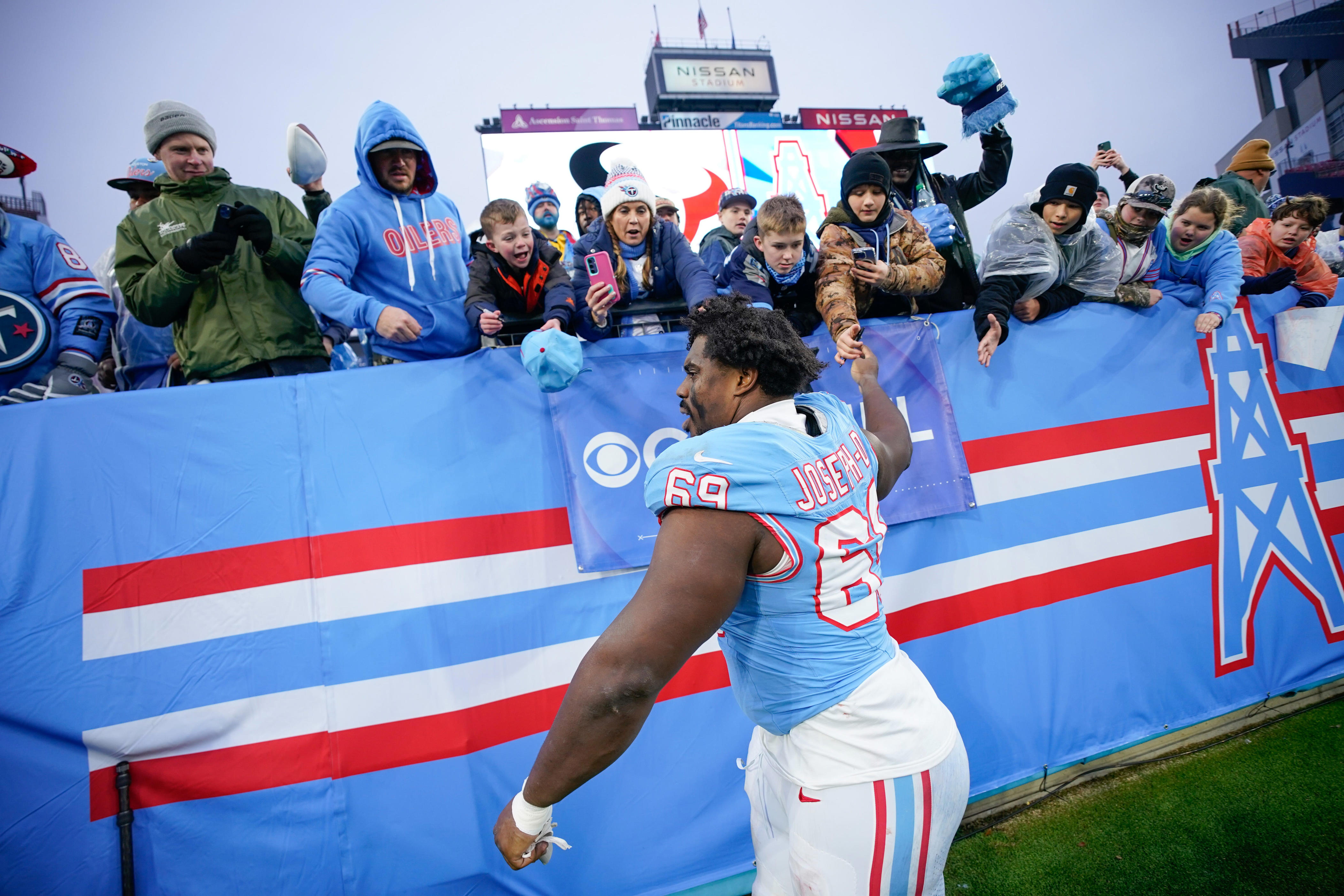 Sebastian Joseph-Day, Tennessee Titans DL, re-signing for 1 more year
