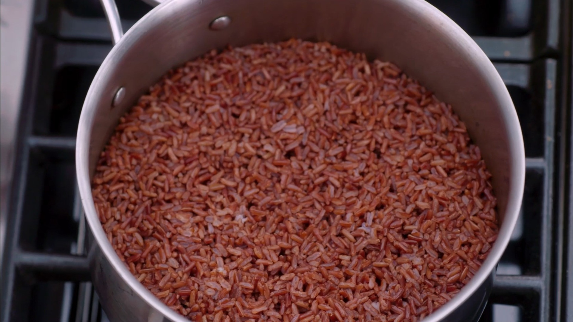 Le riz rouge, riche en noix, en saveurs et en antioxydants