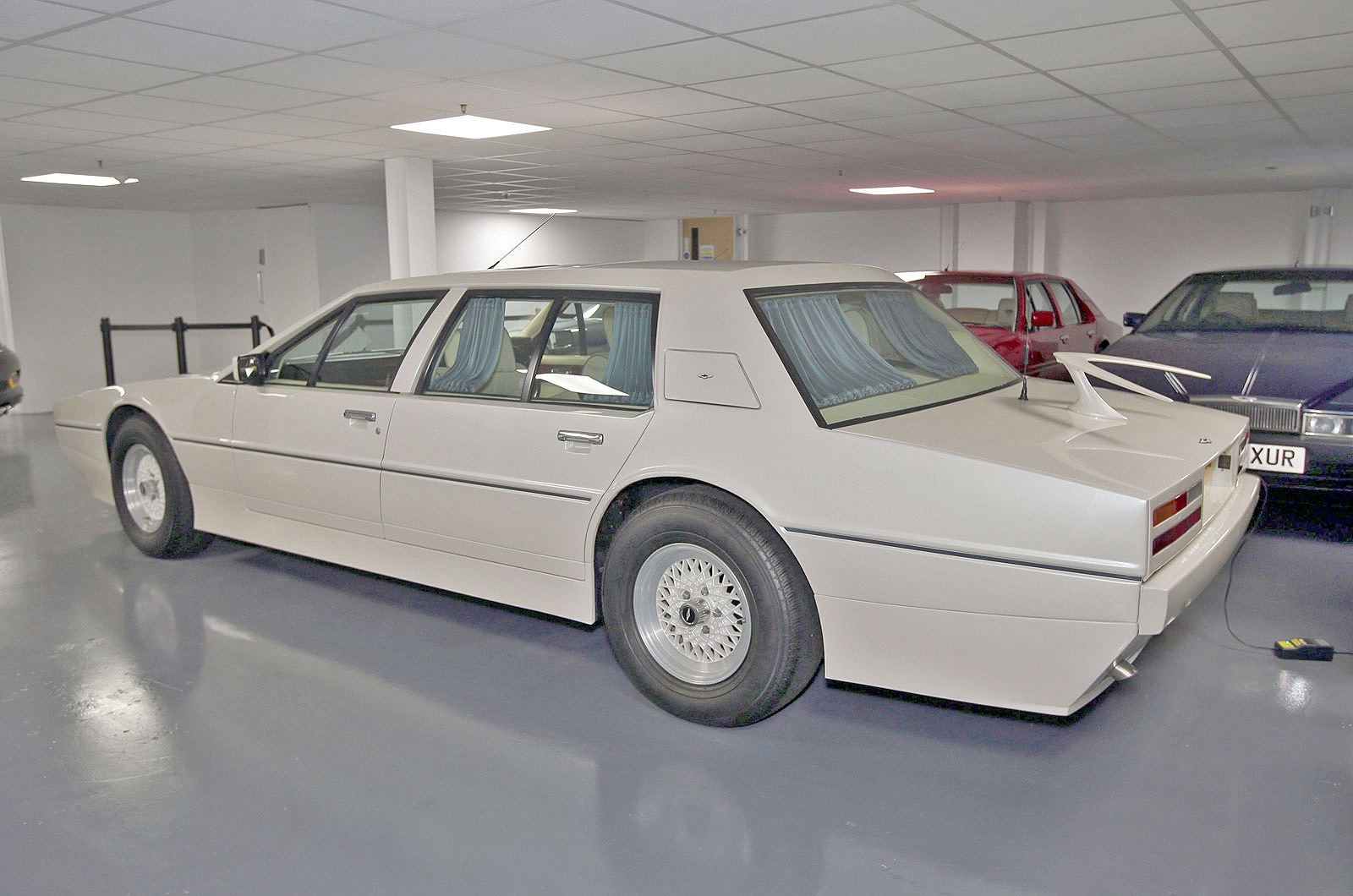 De man die 450 auto's bezit