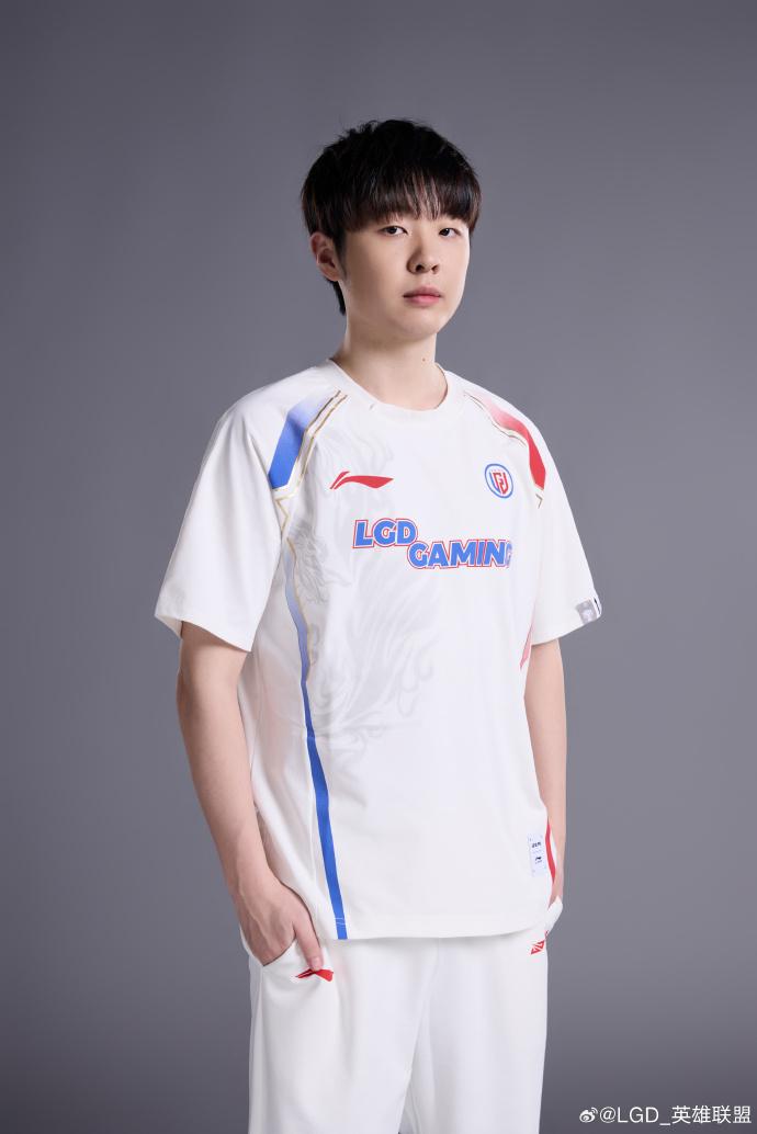 LGD发布选手定妆照：乐观崽们下午好呀！