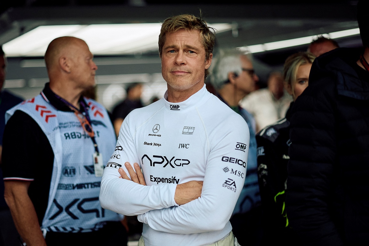Mentre i figli lo rinnegano, Brad Pitt si consola con i baci di Ines de ...