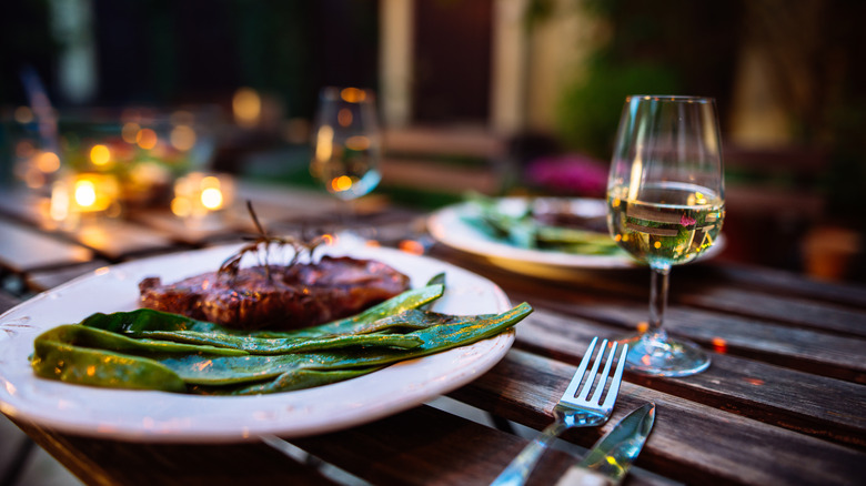 5 Foods That Are Actually Terrible To Order On A First Date