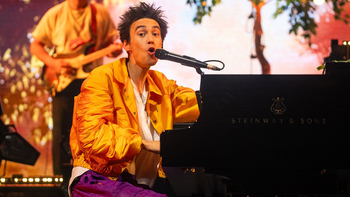 “Stick to our chords”: Chris Martin rags Jacob Collier for his ...