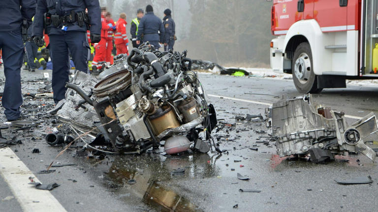 Fürchterlicher Crash fordert zwei Todesopfer in NÖ