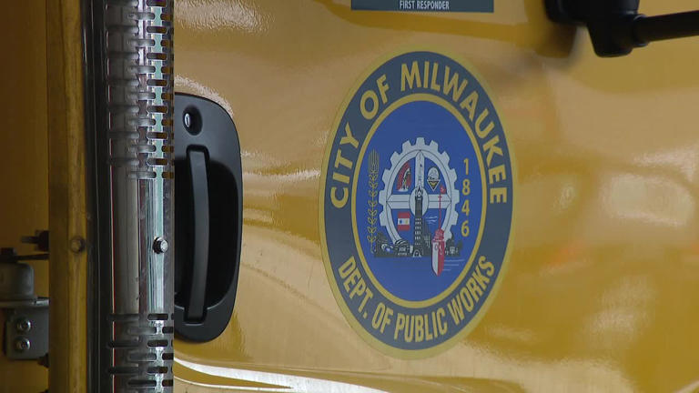 Milwaukee DPW winter storm cleanup underway Thursday