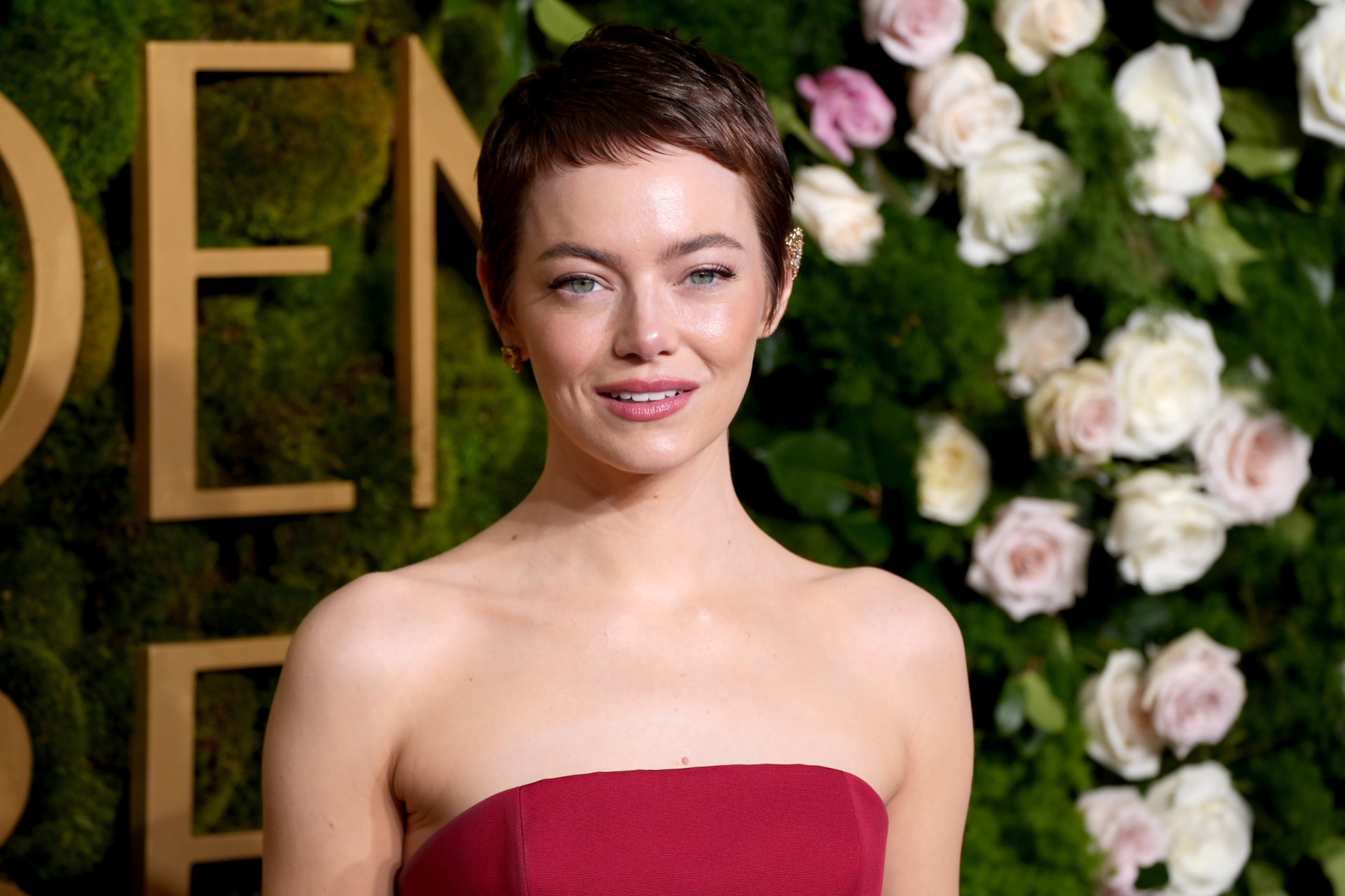 Emma Stone rocks red pixie cut at the 2025 Golden Globes