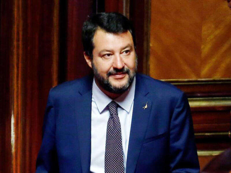 'Ma non doveva ritirarsi?', Salvini risponde a Renzi: volano stracci 'Ma non doveva ritirarsi?', Salvini risponde a Renzi: volano stracci