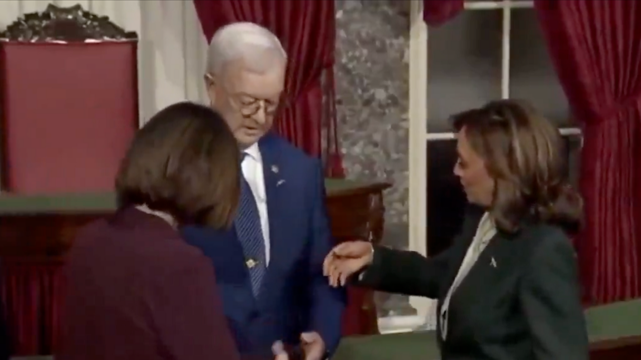 Senator Deb Fischer’s husband refuses to shake Kamala Harris’s hand and ...