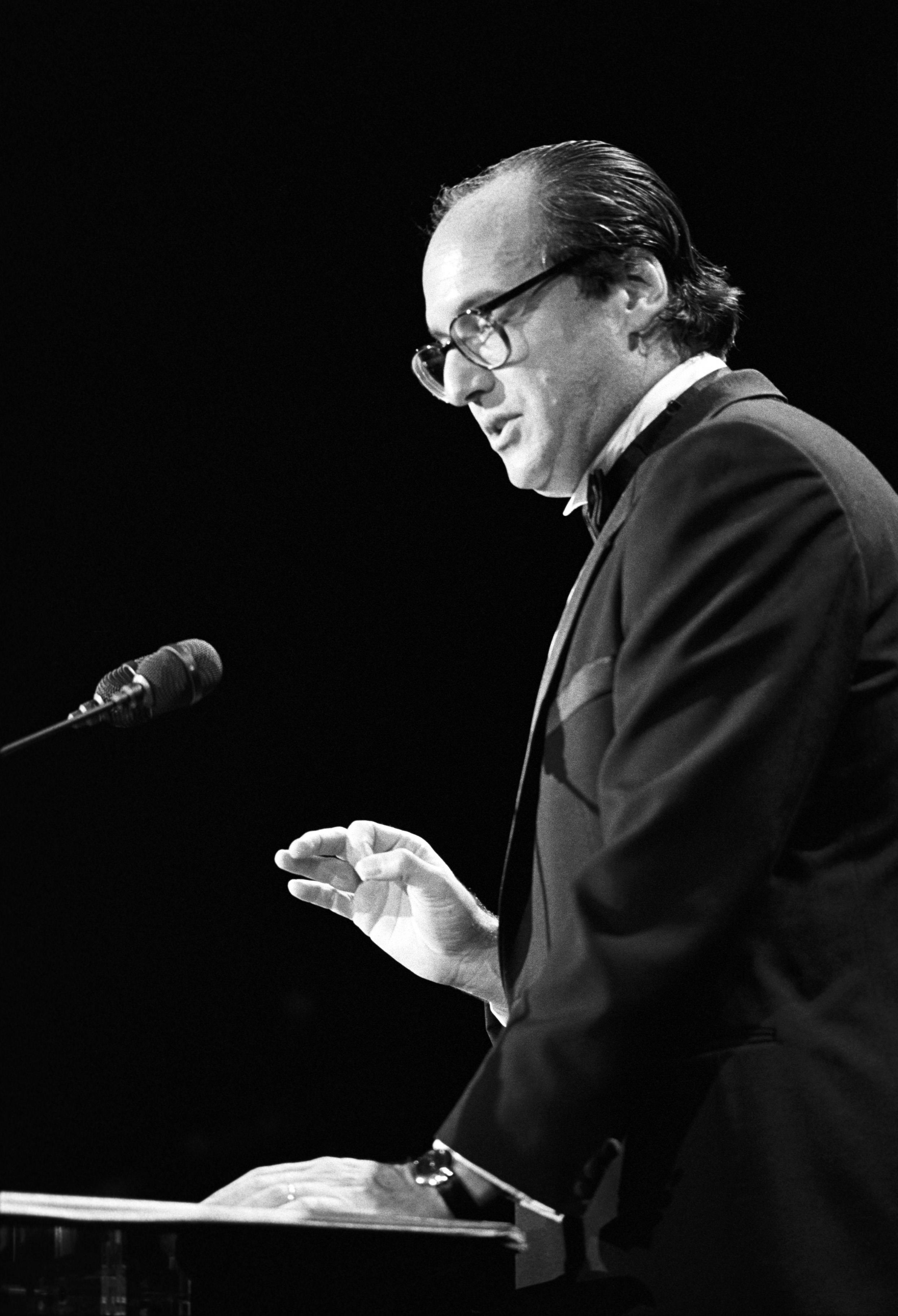 The reason why Jeremy Strong wore that green bucket hat to match his ...