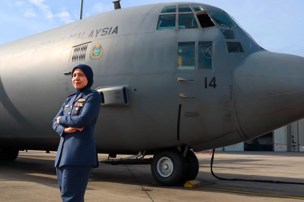 Major Norlela Harun becomes RMAF's first female No 20 Squadron ...