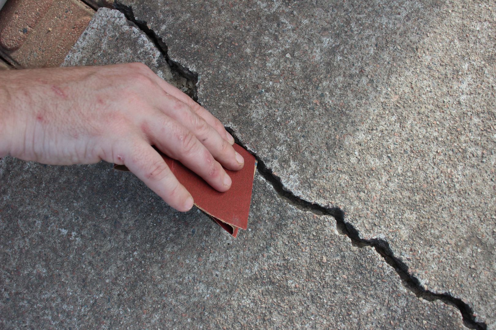 Eenvoudige Instructies om Scheuren in Betonvloer te Repareren