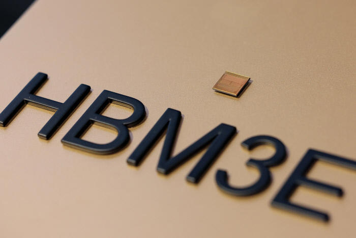 SK그룹, ‘HBM3E 16단’ 실물 공개