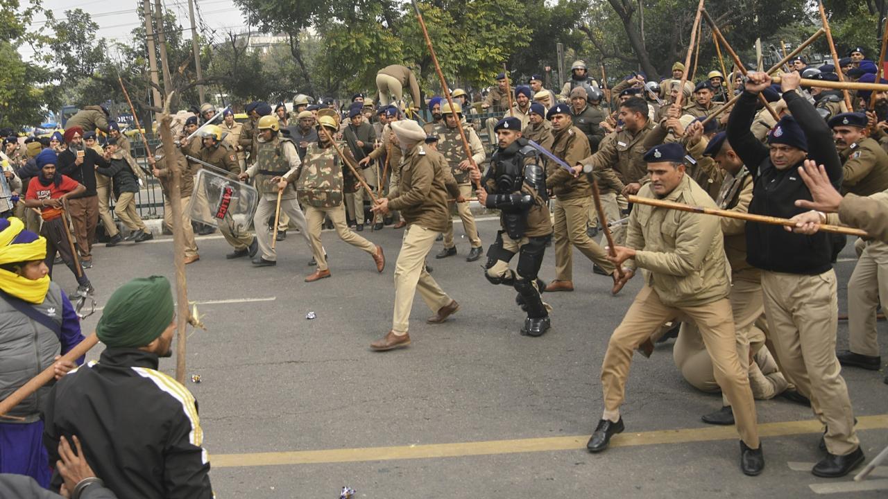 IN PHOTOS Police lathicharge on Qaumi Insaaf Morcha protesters in ...