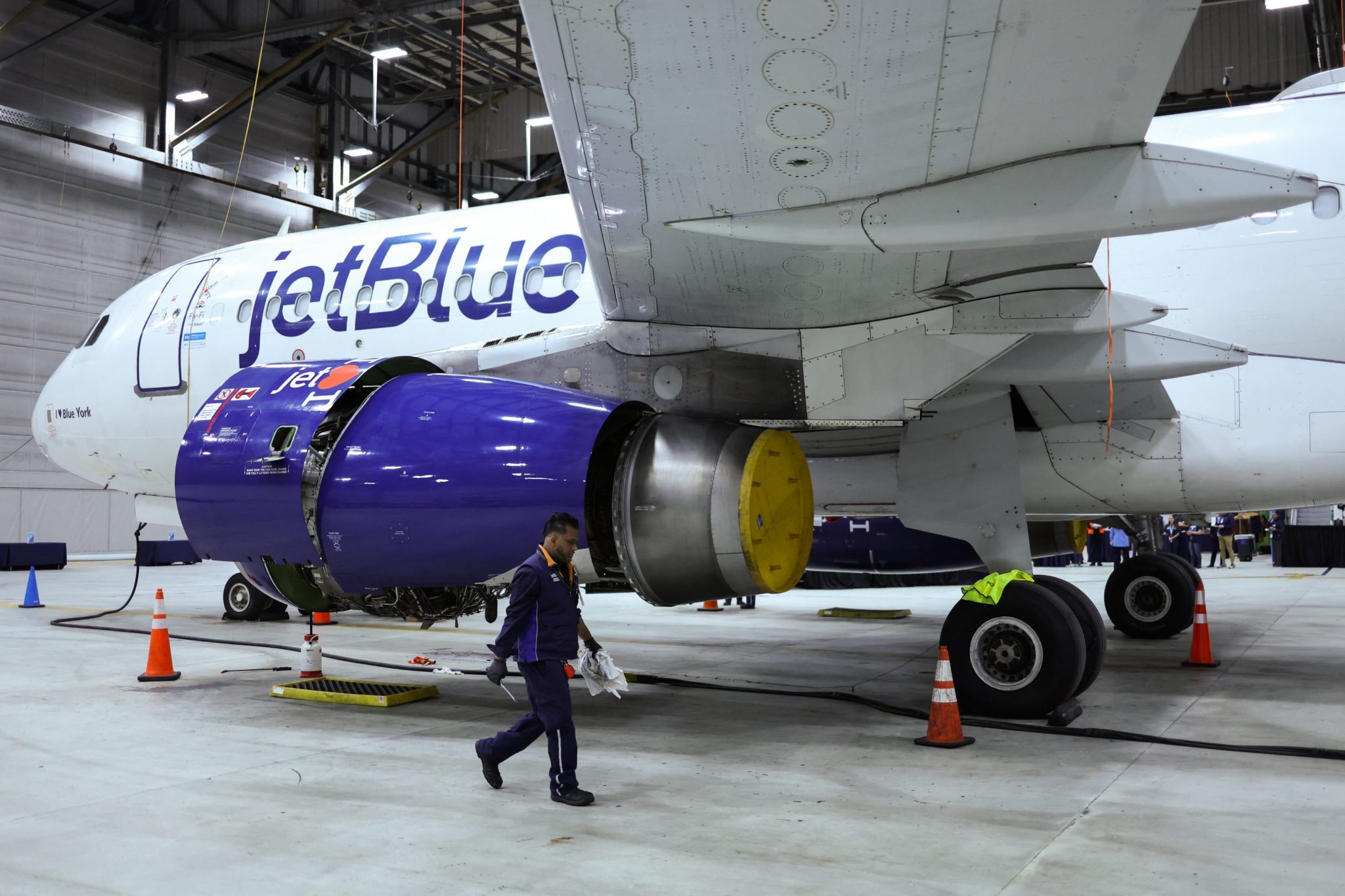 Dead bodies found in wheel well of JetBlue plane will sound the alarms ...