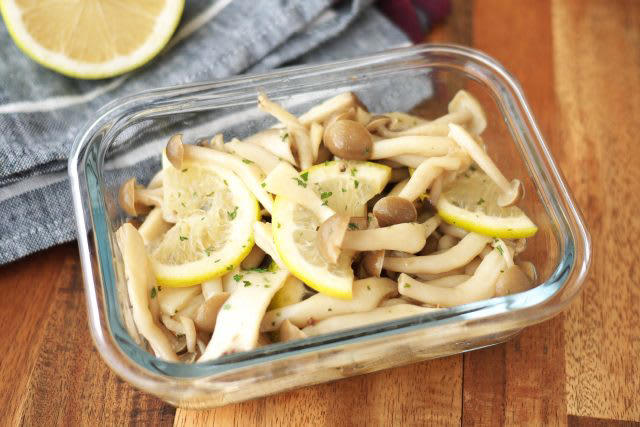 お正月太り解消！レンジ5分で簡単「きのこのやみつきレモンマリネ」