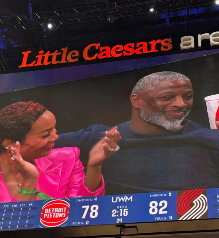 Lions' Aaron Glenn, defensive players receive hero's welcome at Detroit ...